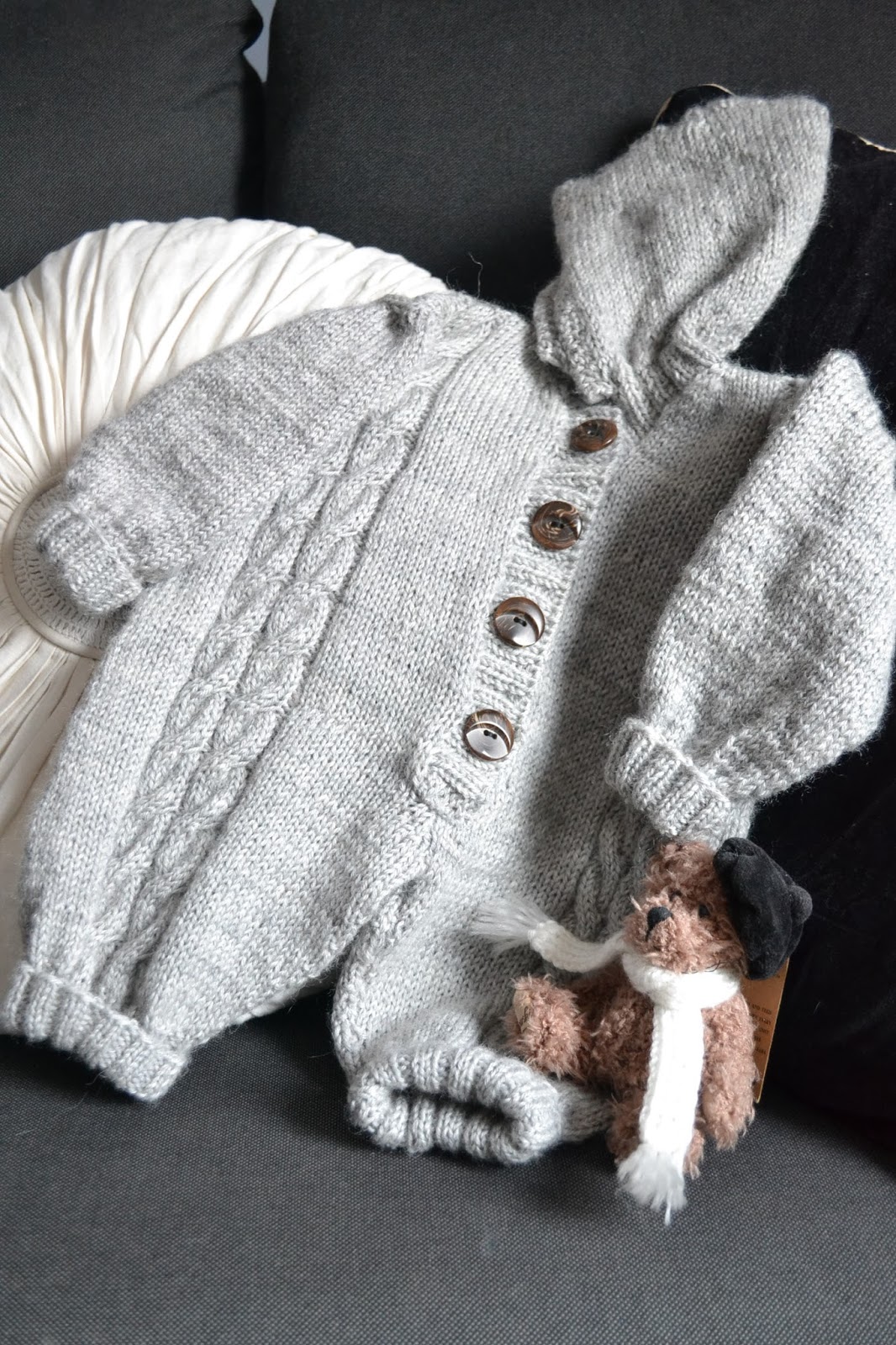 OMIN PIKKU KÄTÖSIN: VAUVAN NEULEHAALARI